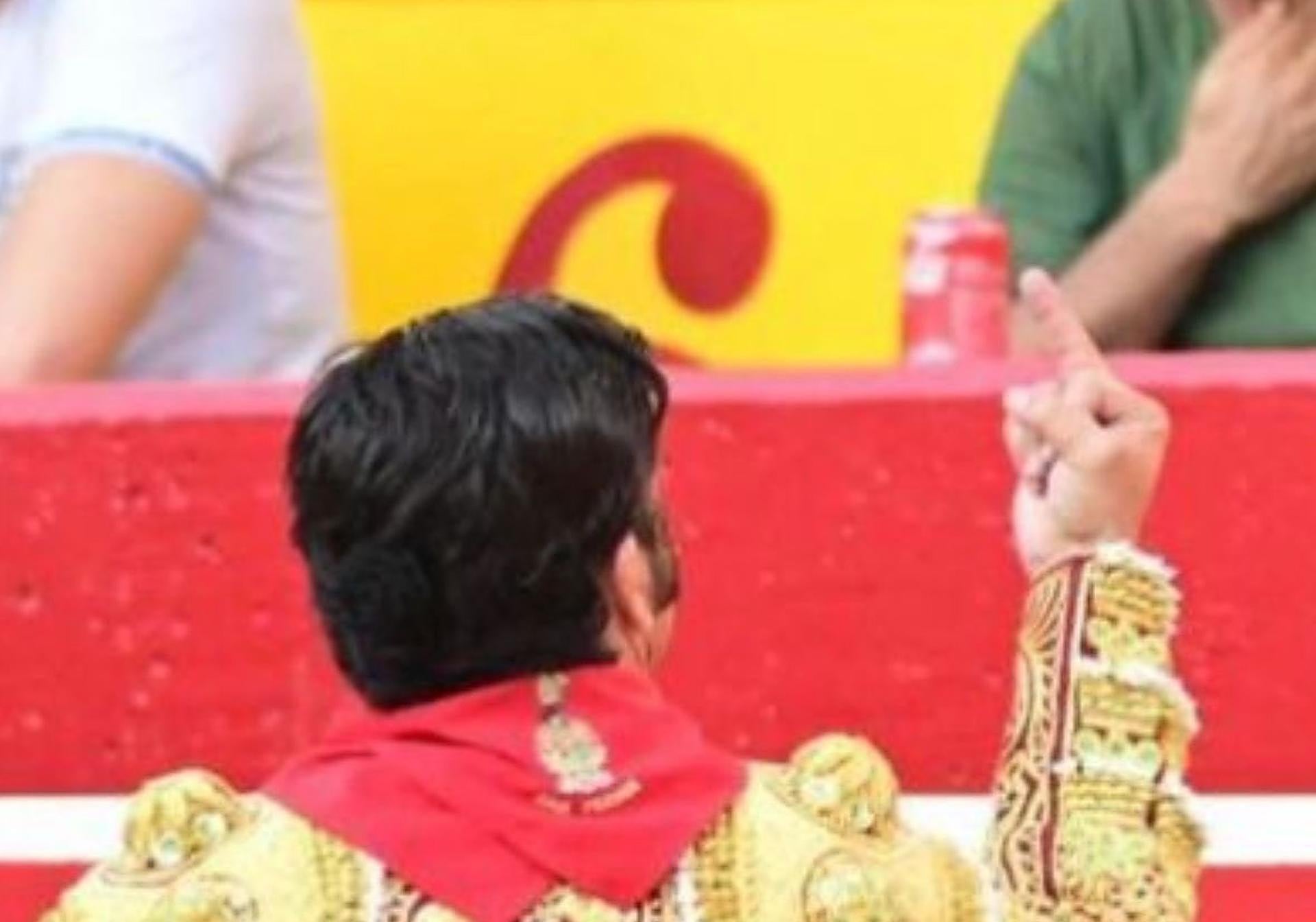 Morante de la Puebla la lía en Pamplona: puerta grande y peineta al tendido de Sol | El Correo